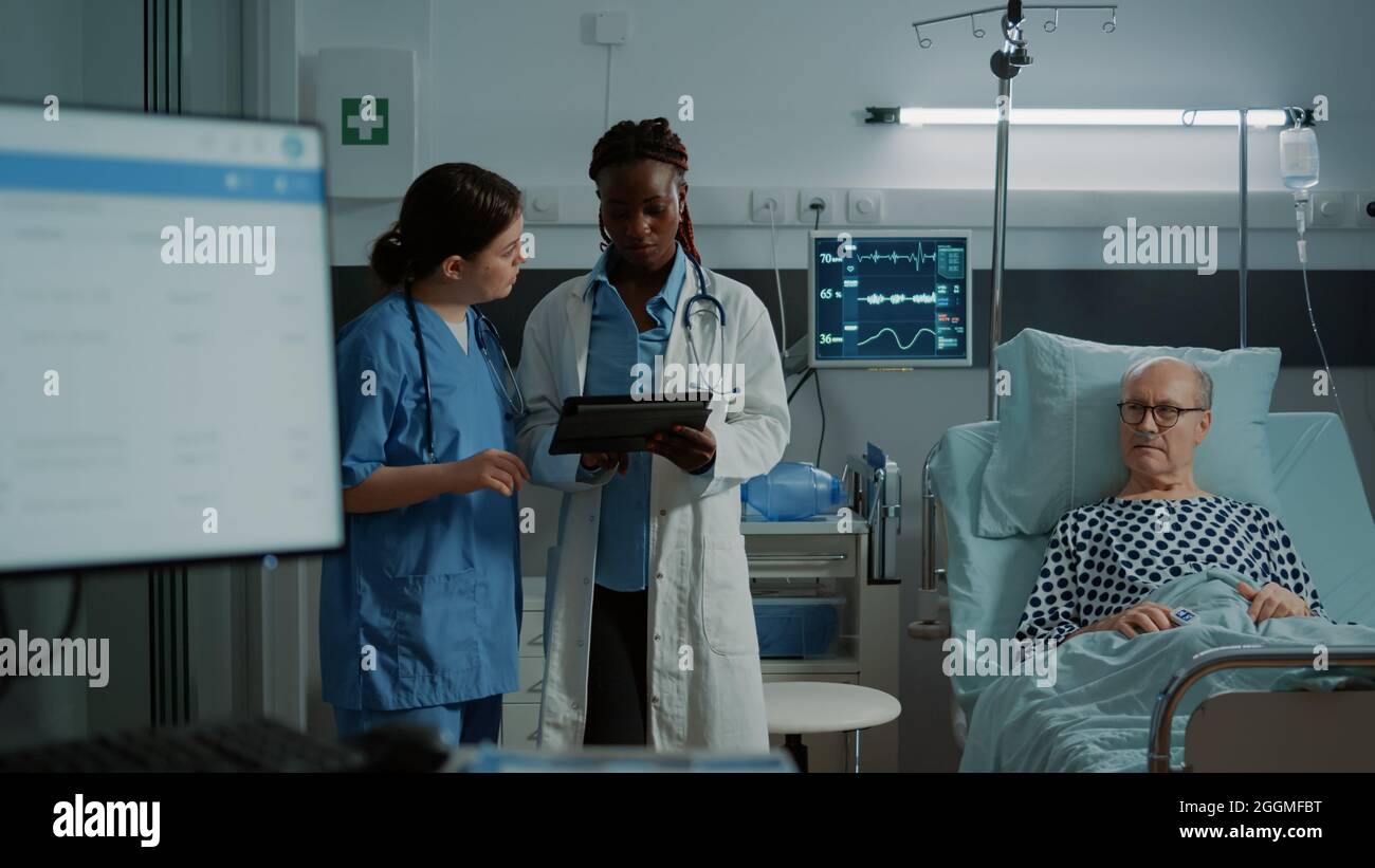 Nurse intensive care unit ethnic hi-res stock photography and images ...