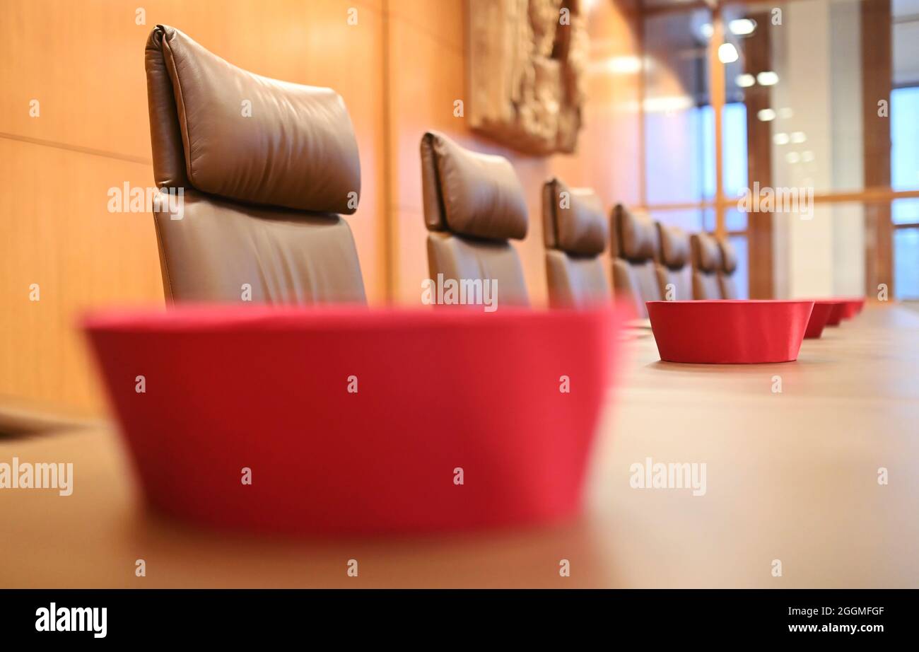 Federal court bench hi-res stock photography and images - Alamy