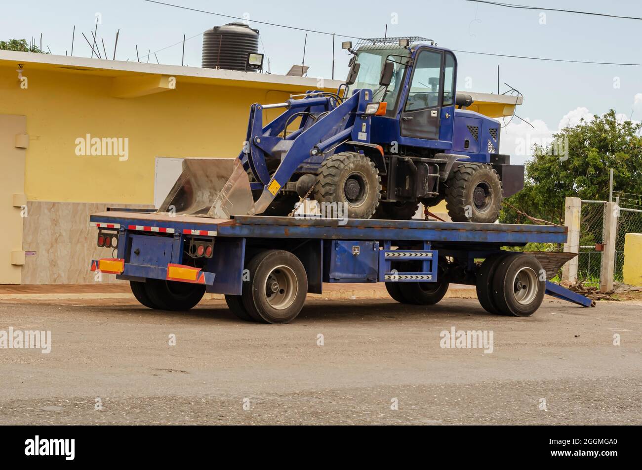 Front-end Loader On Flatbed Stock Photo - Alamy