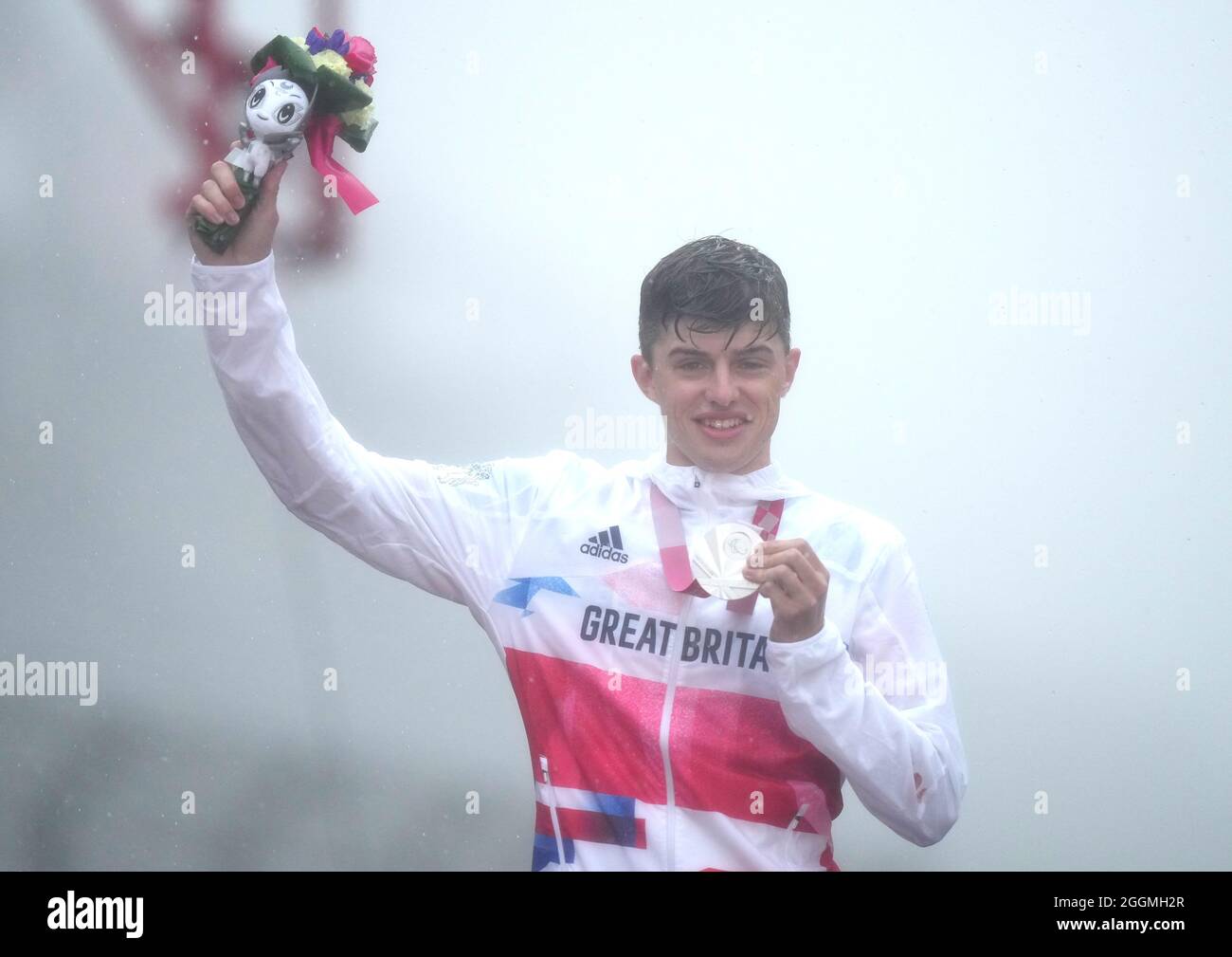 Great Britain's Finlay Graham celebrates with the silver medal in the ...