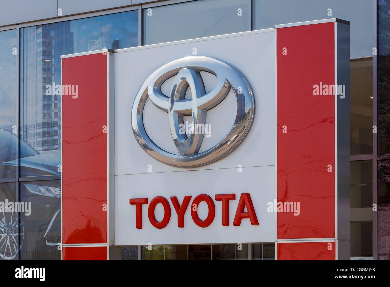 Toyota dealership signs hi-res stock photography and images - Alamy