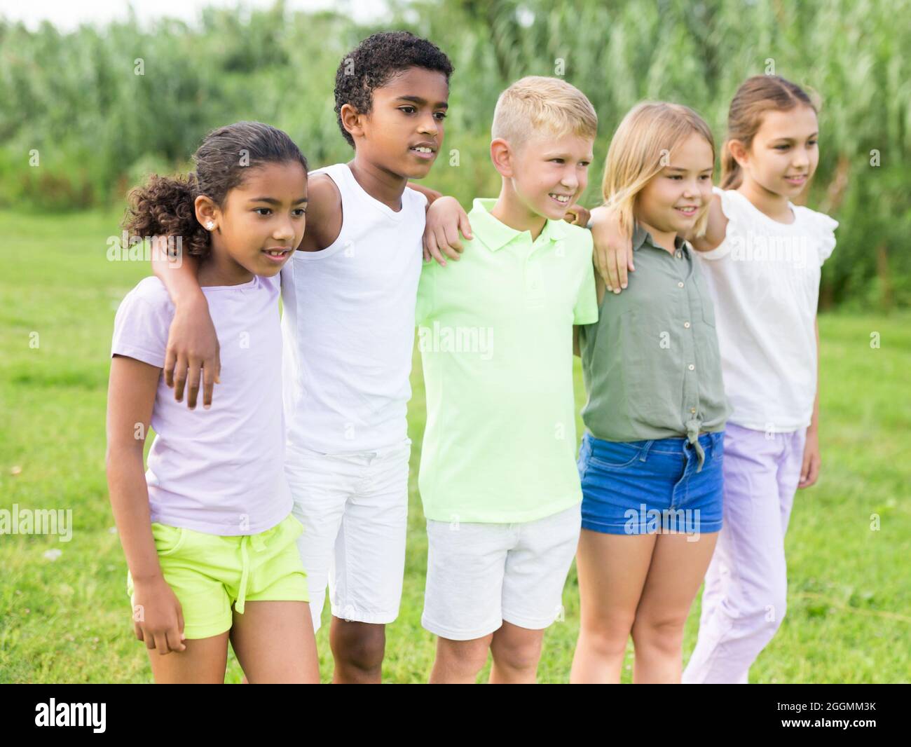 Portrait of five smiling kids posing in a park Stock Photo - Alamy