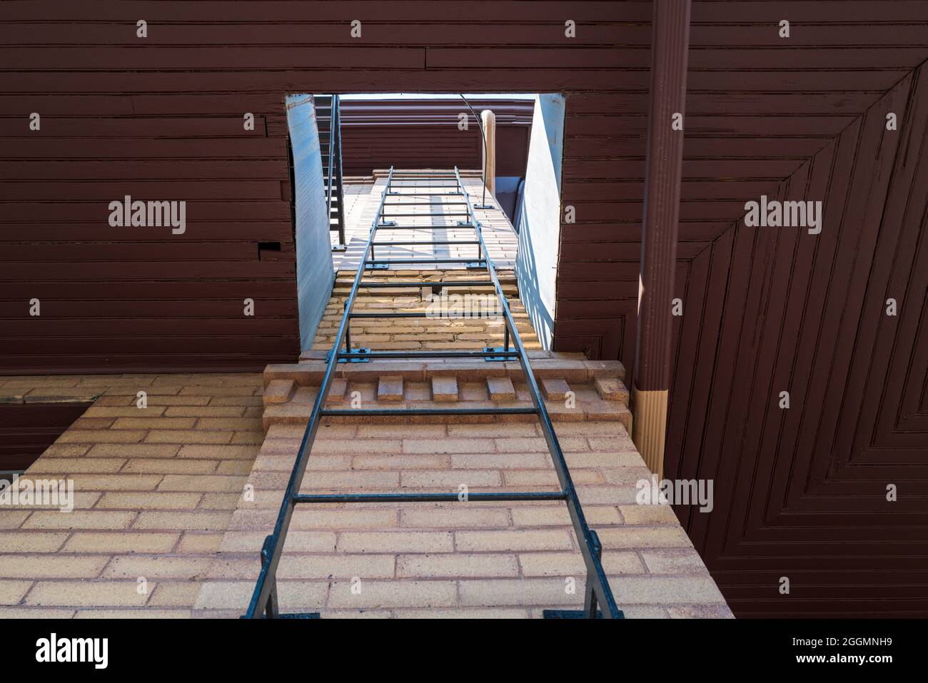 Suspended ceiling brick hi-res stock photography and images - Alamy