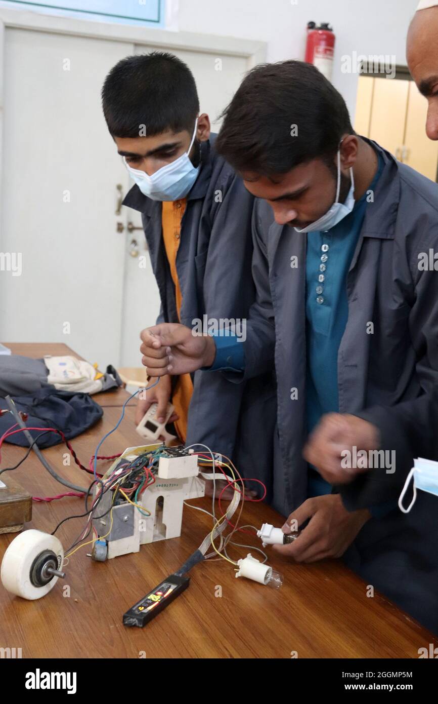 Women technical training center hi-res stock photography and images - Alamy