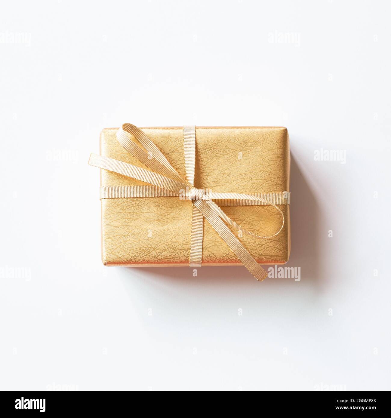 Gold gift box isolated on white background. top view, copy space Stock ...