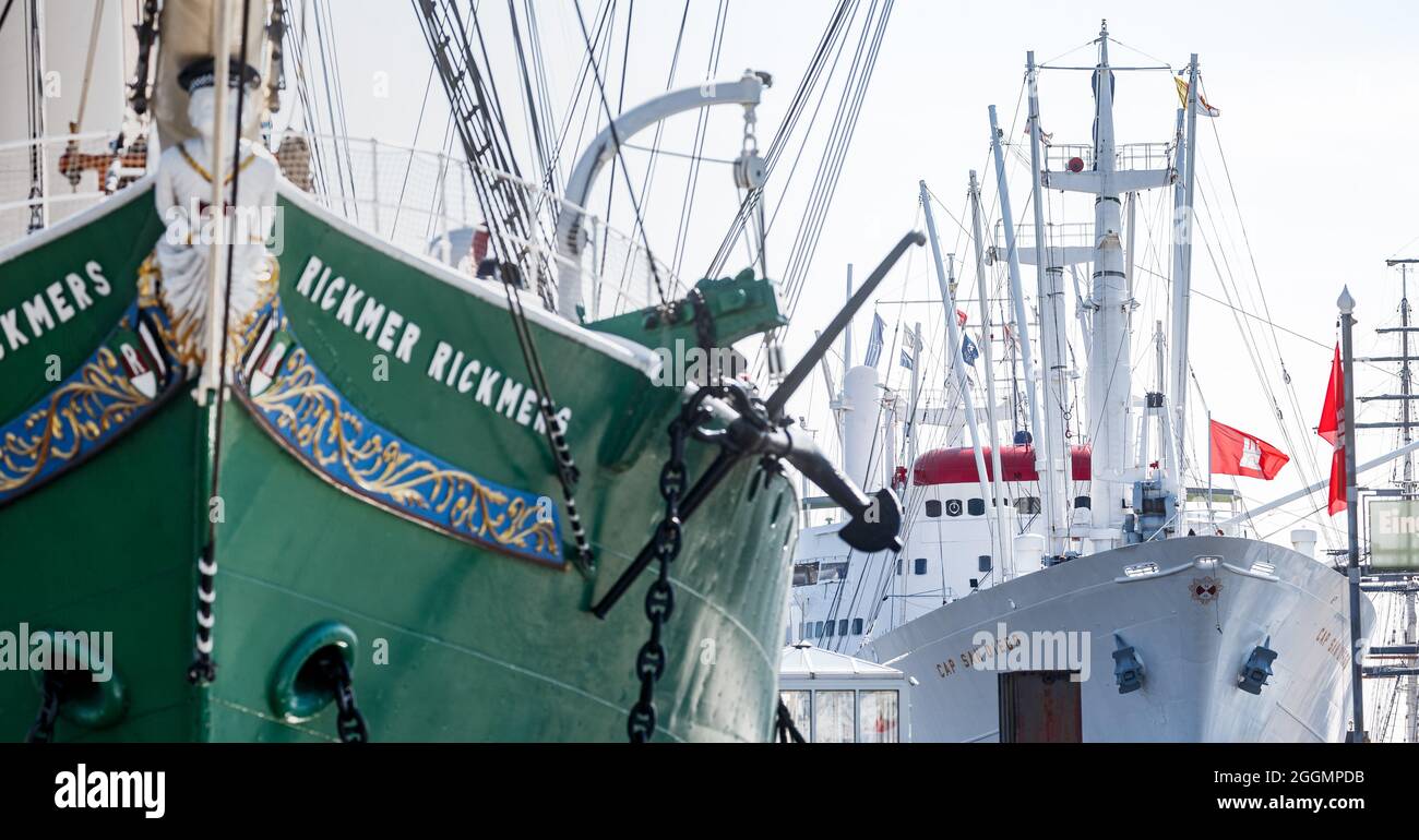 Hamburg, Germany. 31st Aug, 2021. The museum ships Rickmer Rickmers (l ...