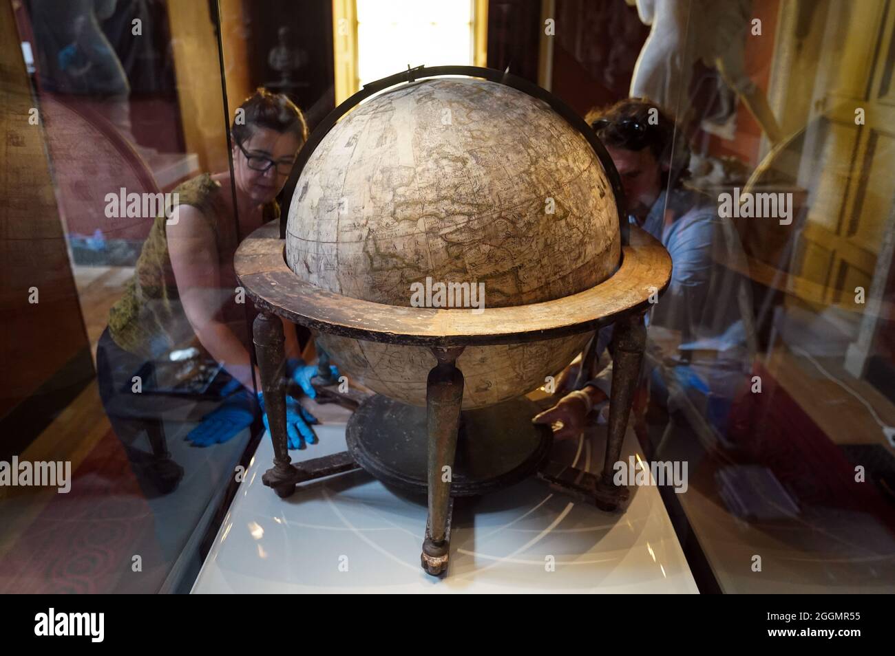 National Trust conservators move a rare Elizabethan globe into it's new ...