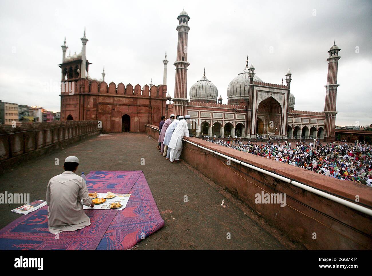 Indian muslims offer namaz and break their fast during the holy month ...