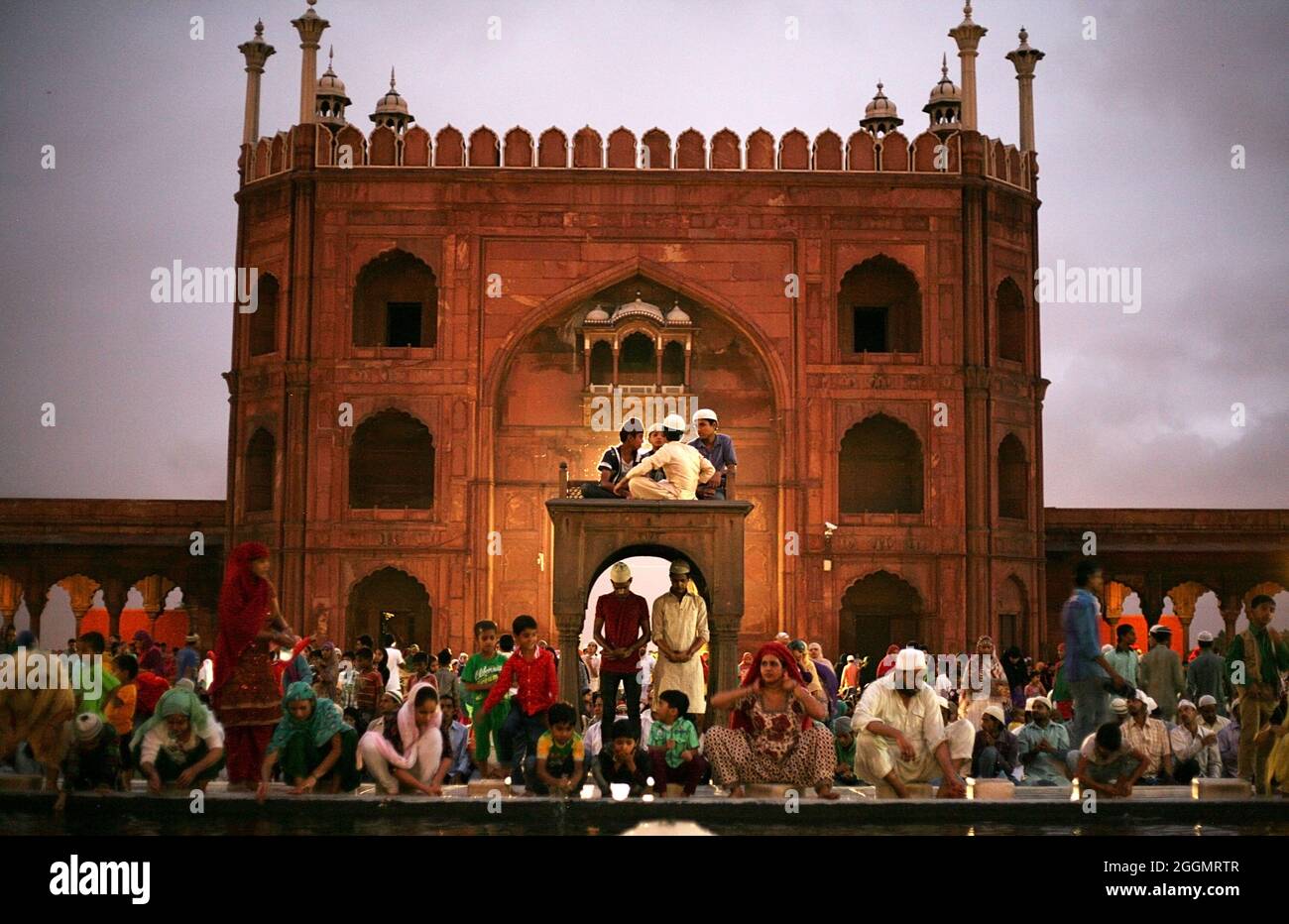 Indian muslims offer namaz and break their fast during the holy month ...
