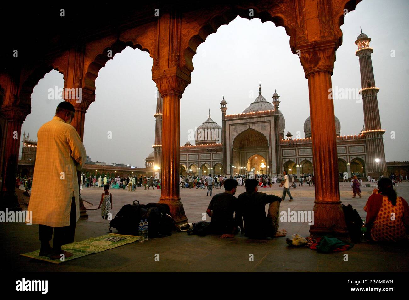 Indian muslims offer namaz and break their fast during the holy month ...