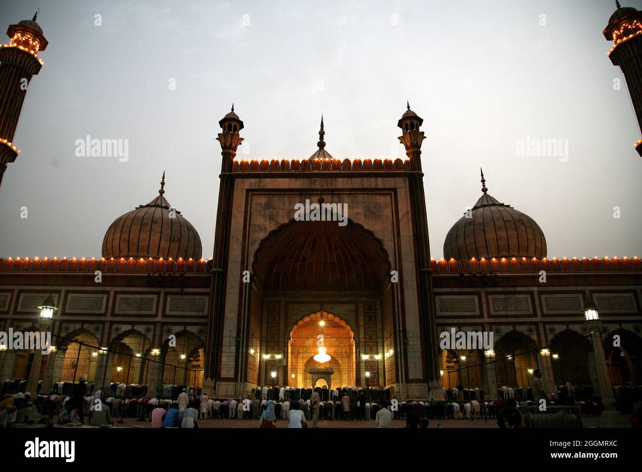 Indian muslims offer namaz and break their fast during the holy month ...