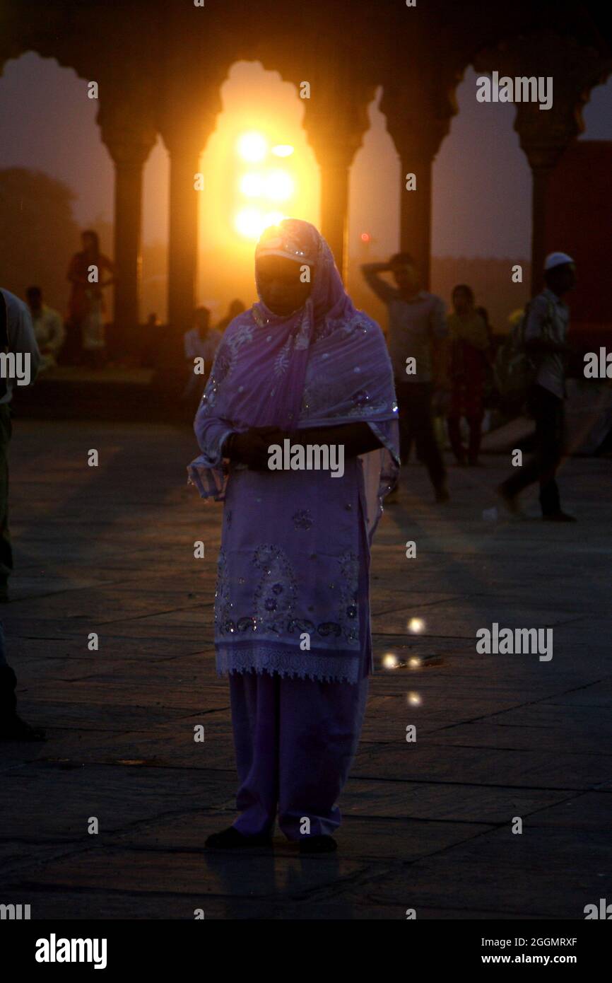 Indian muslims offer namaz and break their fast during the holy month ...