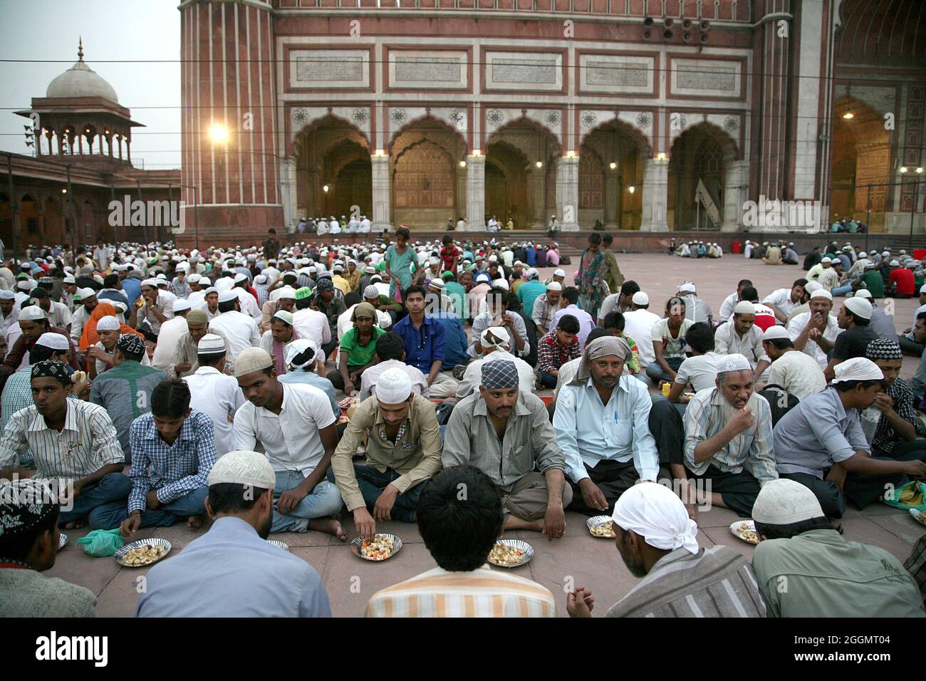 Indian muslims offer namaz and break their fast during the holy month ...