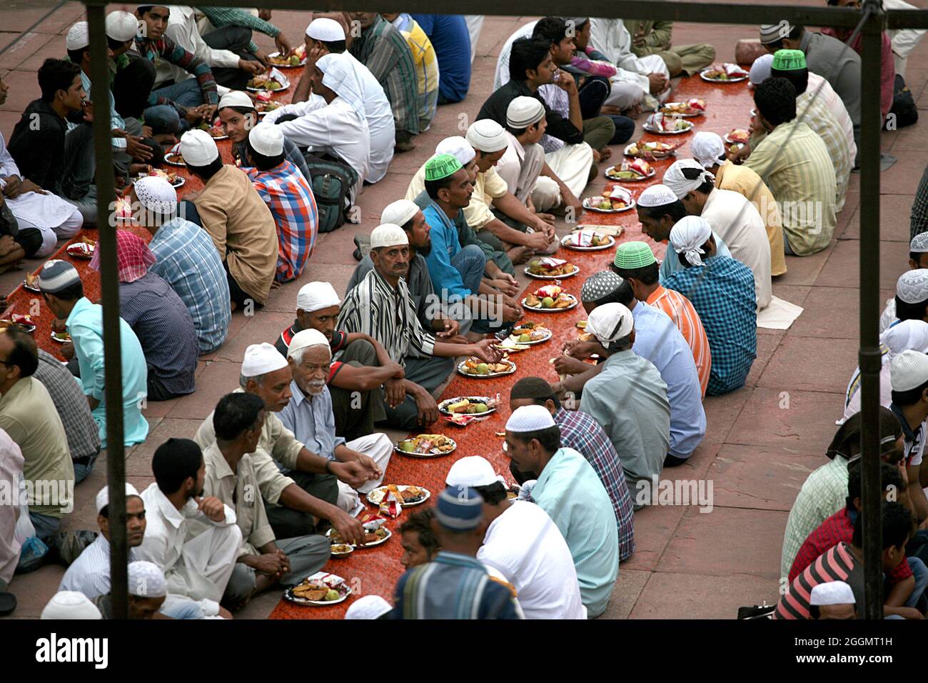 Indian muslims offer namaz and break their fast during the holy month ...