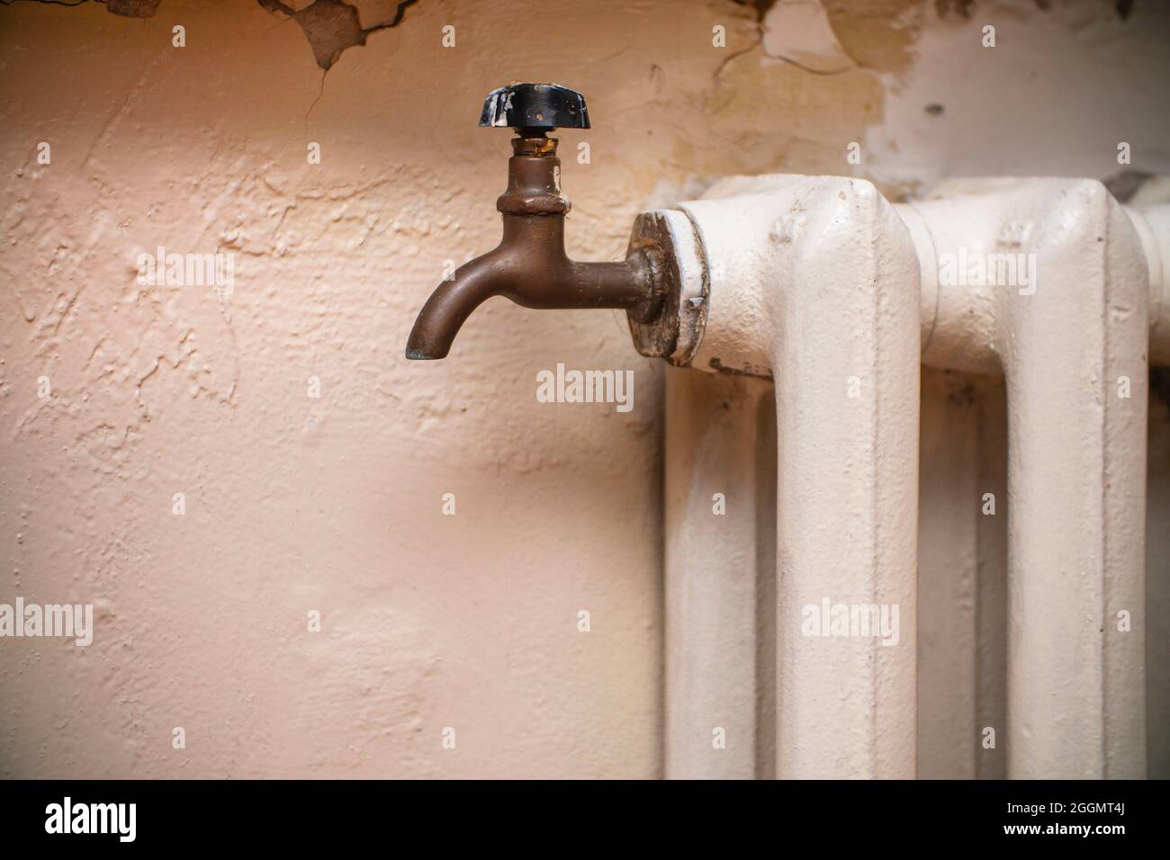 Cast iron old steam pipe hi-res stock photography and images - Alamy