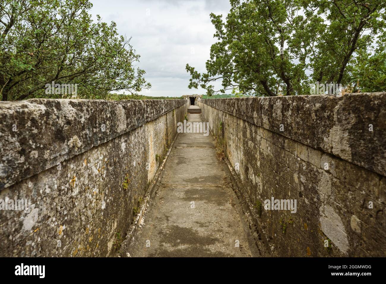 Upper part of the aqueduct. Channel to transport water Stock Photo - Alamy