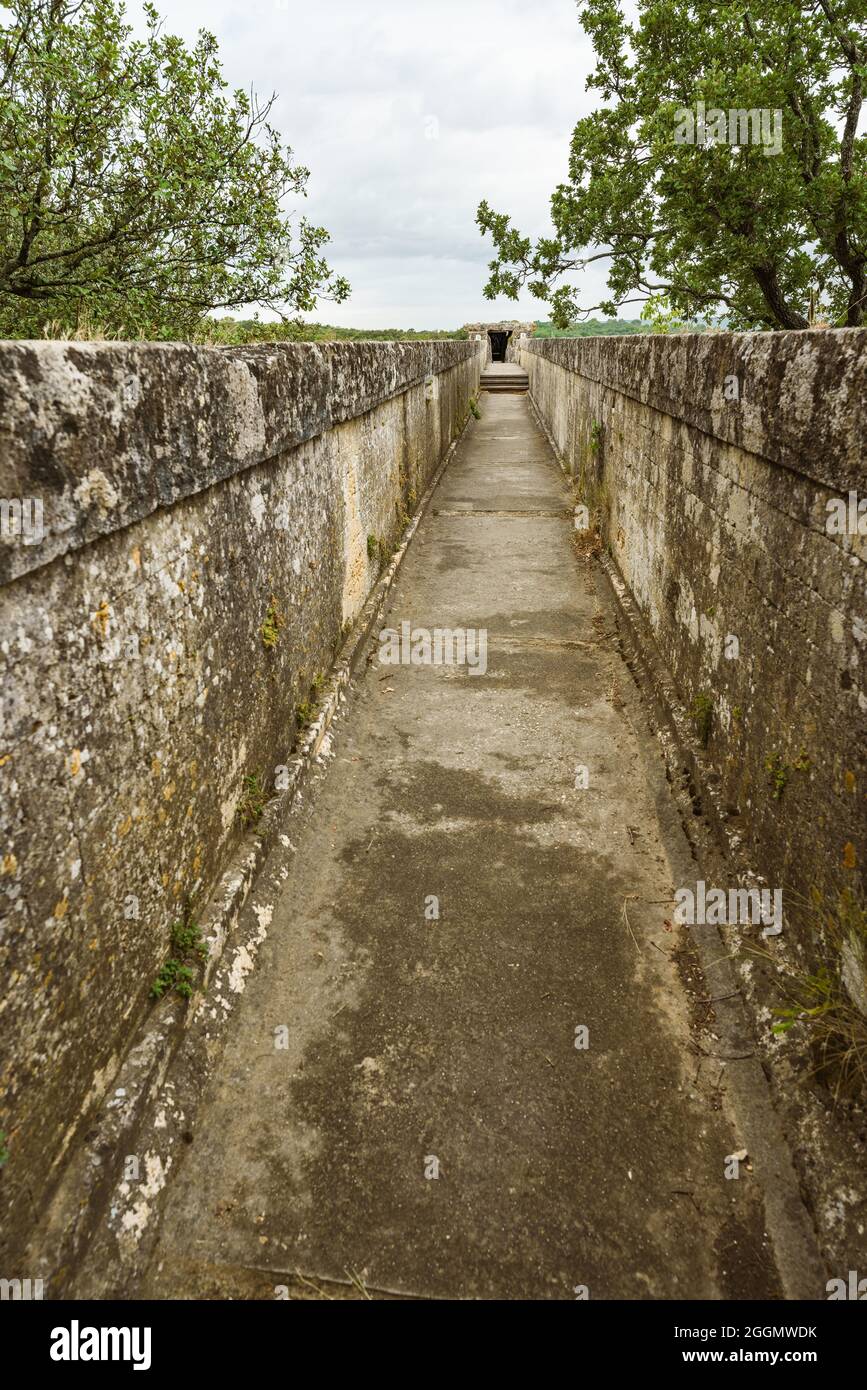 Upper part of the aqueduct. Channel to transport water Stock Photo - Alamy