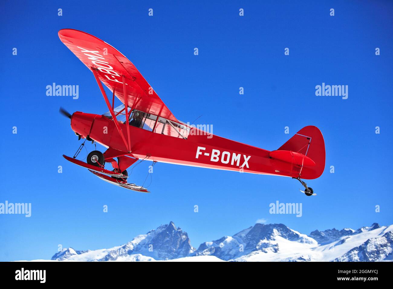 FRANCE. ISERE (38) THE ALPES D'HUEZ. A SINGLE-ENGINED FLYING OVER THE ...