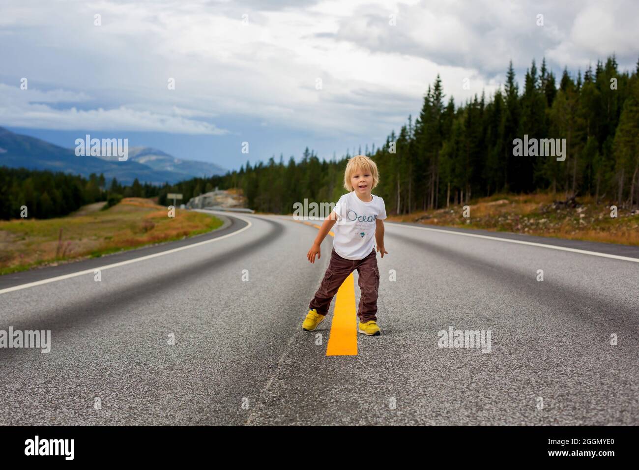 Hitchhiking child hi-res stock photography and images - Alamy