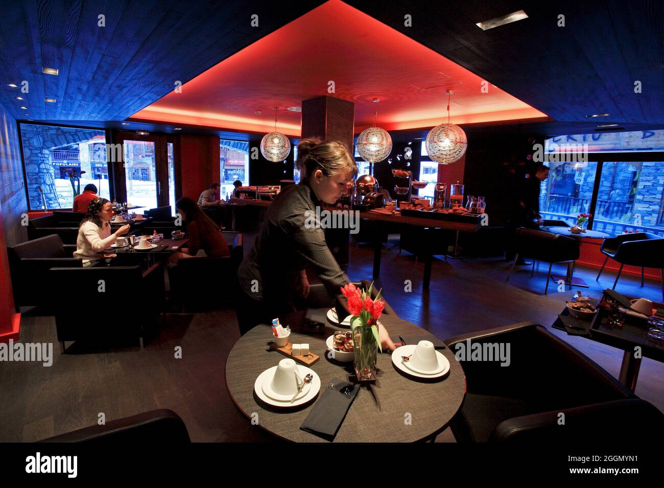 Modern ski lodge hi-res stock photography and images - Alamy