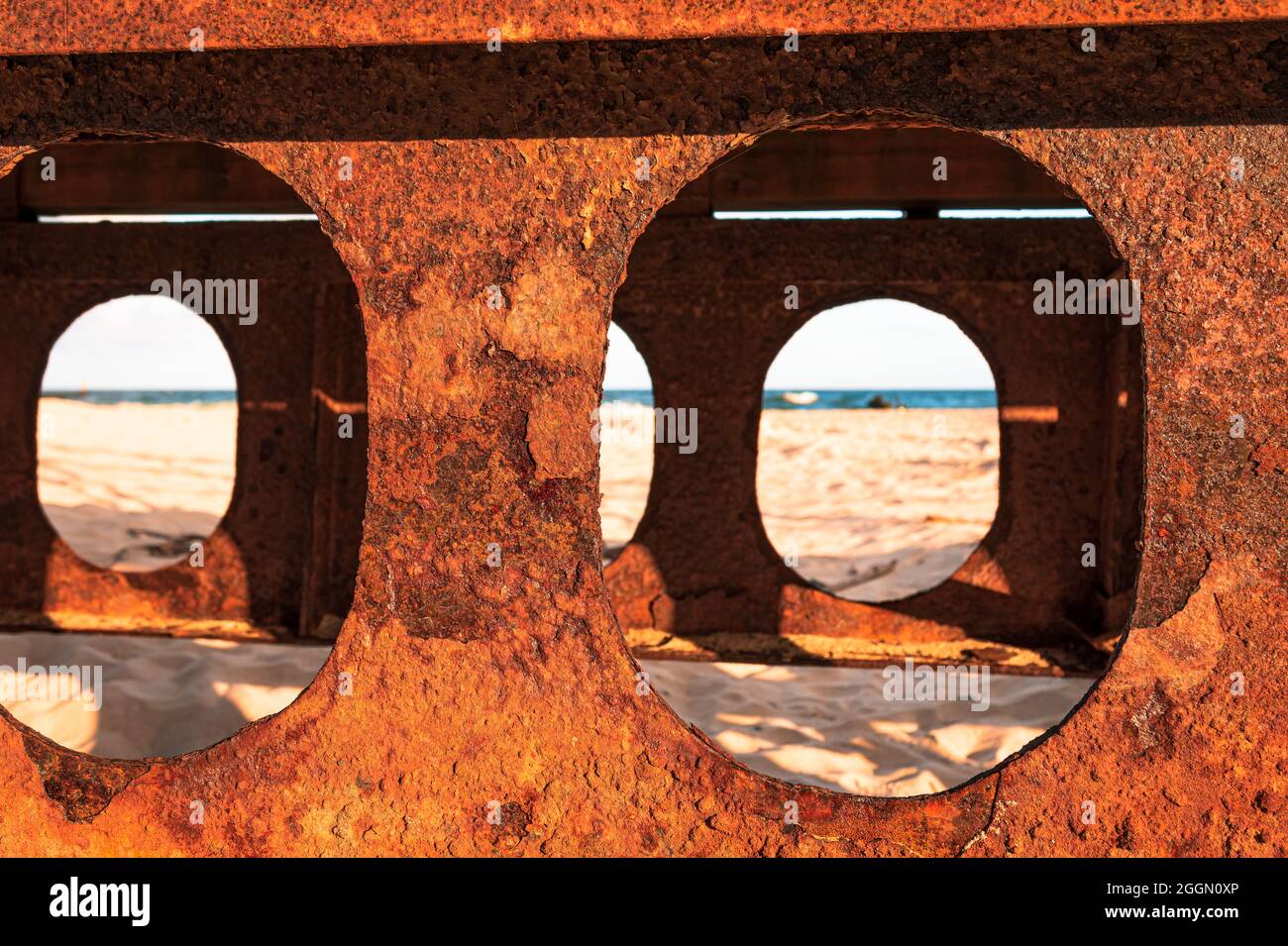 Red metal beams hi-res stock photography and images - Alamy