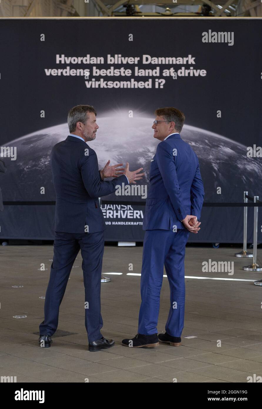 Crownprince Frederik is presented with the Danish Business Prize 2021 ...