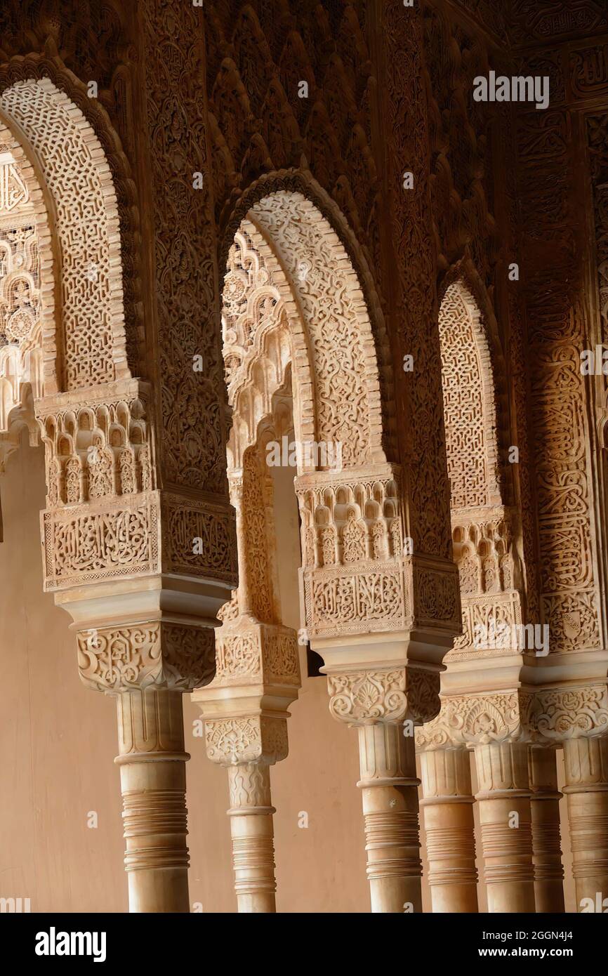 Beautiful view of the carved walls and columns of the Alhambra palace ...