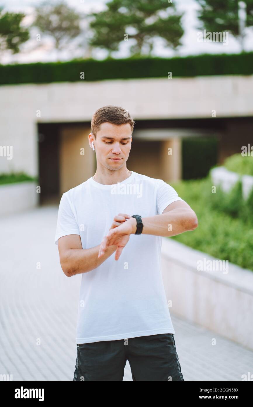 Heart rate monitor athlete hi-res stock photography and images - Alamy