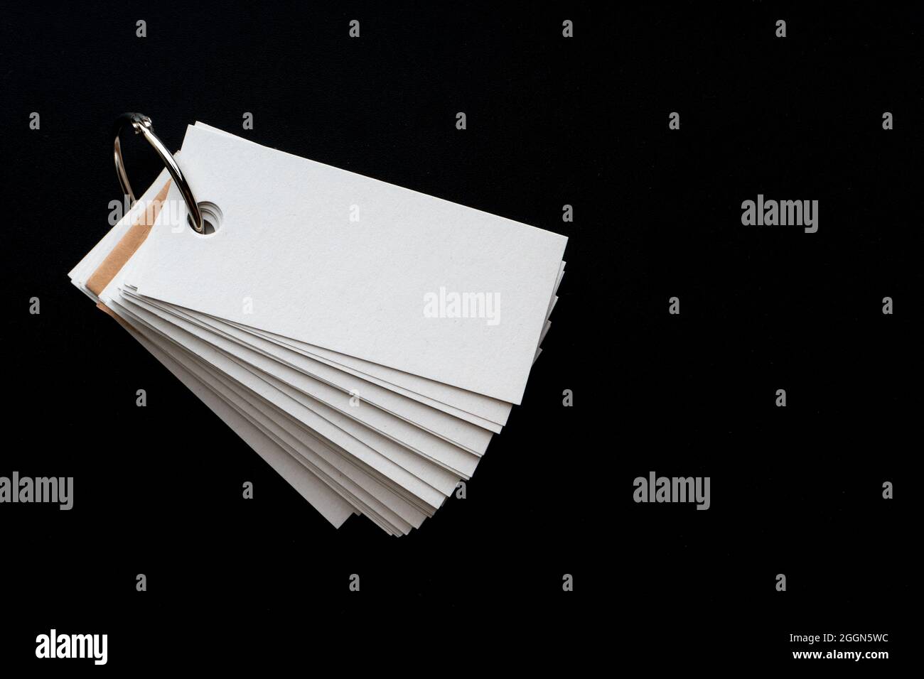Blank ring memo on black background Stock Photo - Alamy