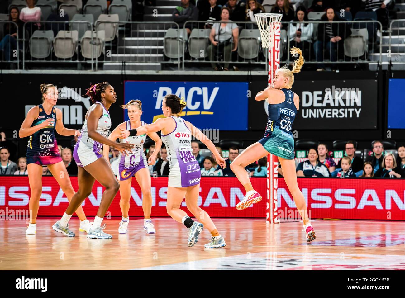 Netball goal defender hi-res stock photography and images - Alamy