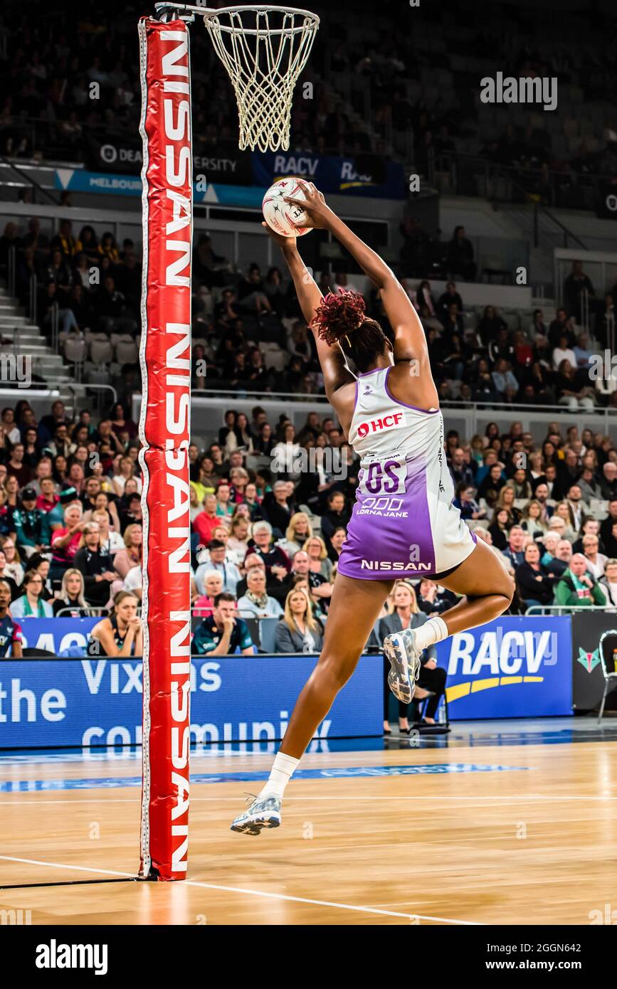 Netball goal shooter hi-res stock photography and images - Alamy