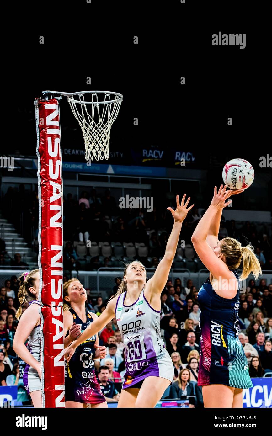Caitlin Thwaites of Melbourne Vixens and Kim Jenner of Queensland ...