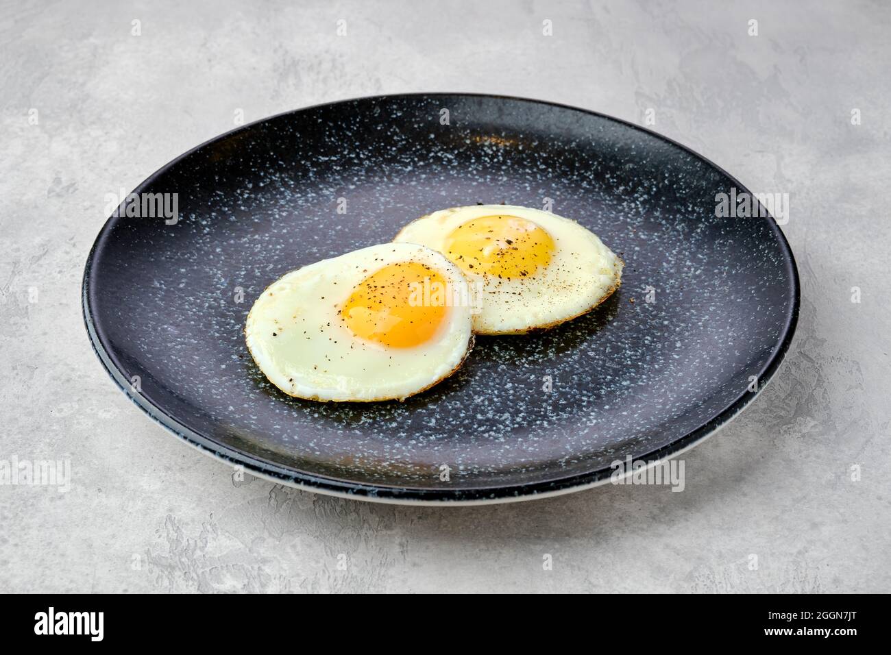 Two fried eggs nobody hi-res stock photography and images - Alamy
