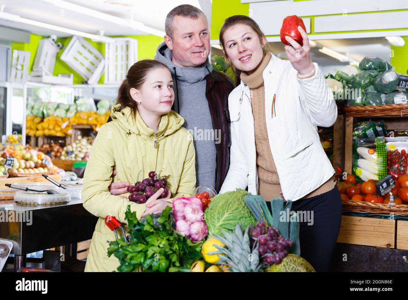 Family choosing apples in fruit market Stock Photo - Alamy