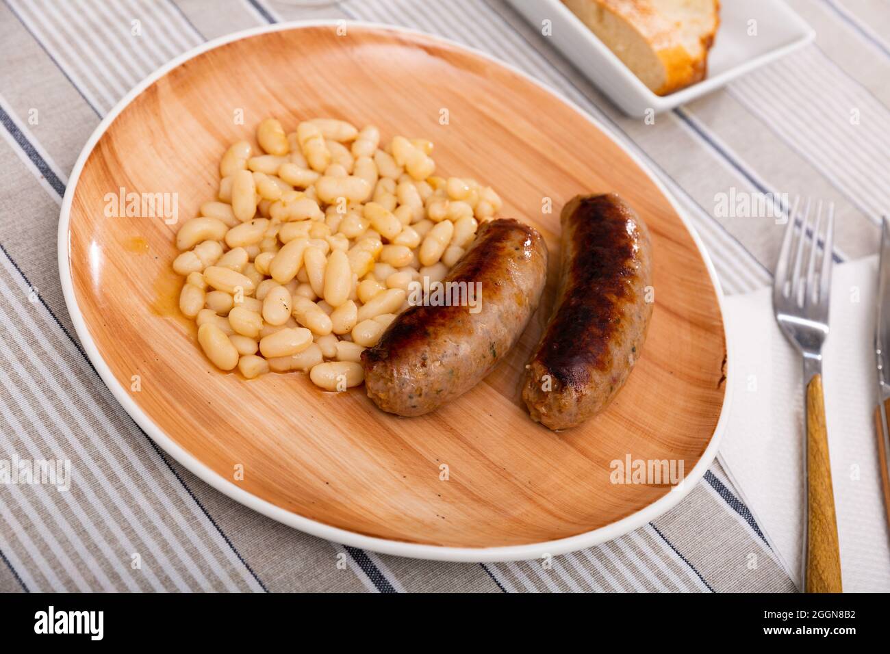 Catalan stewed beans with butifarra sausage Stock Photo - Alamy