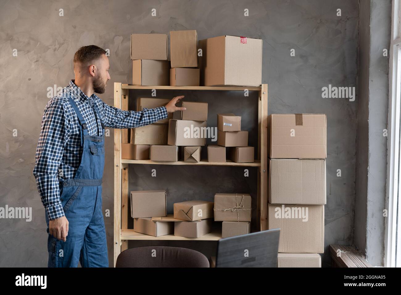Male hand laying down box hi-res stock photography and images - Alamy