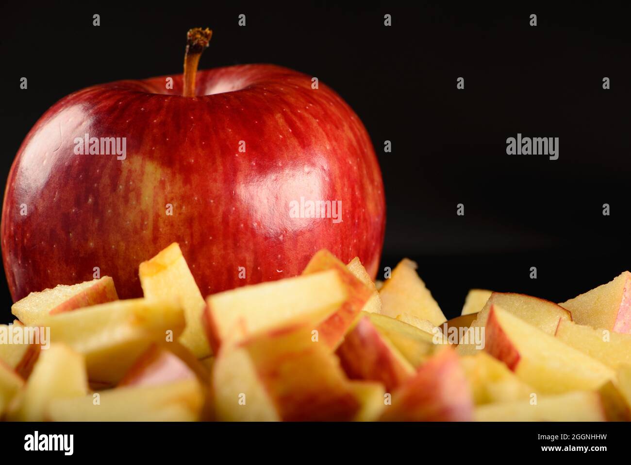 whole red apple with small pieces Stock Photo - Alamy