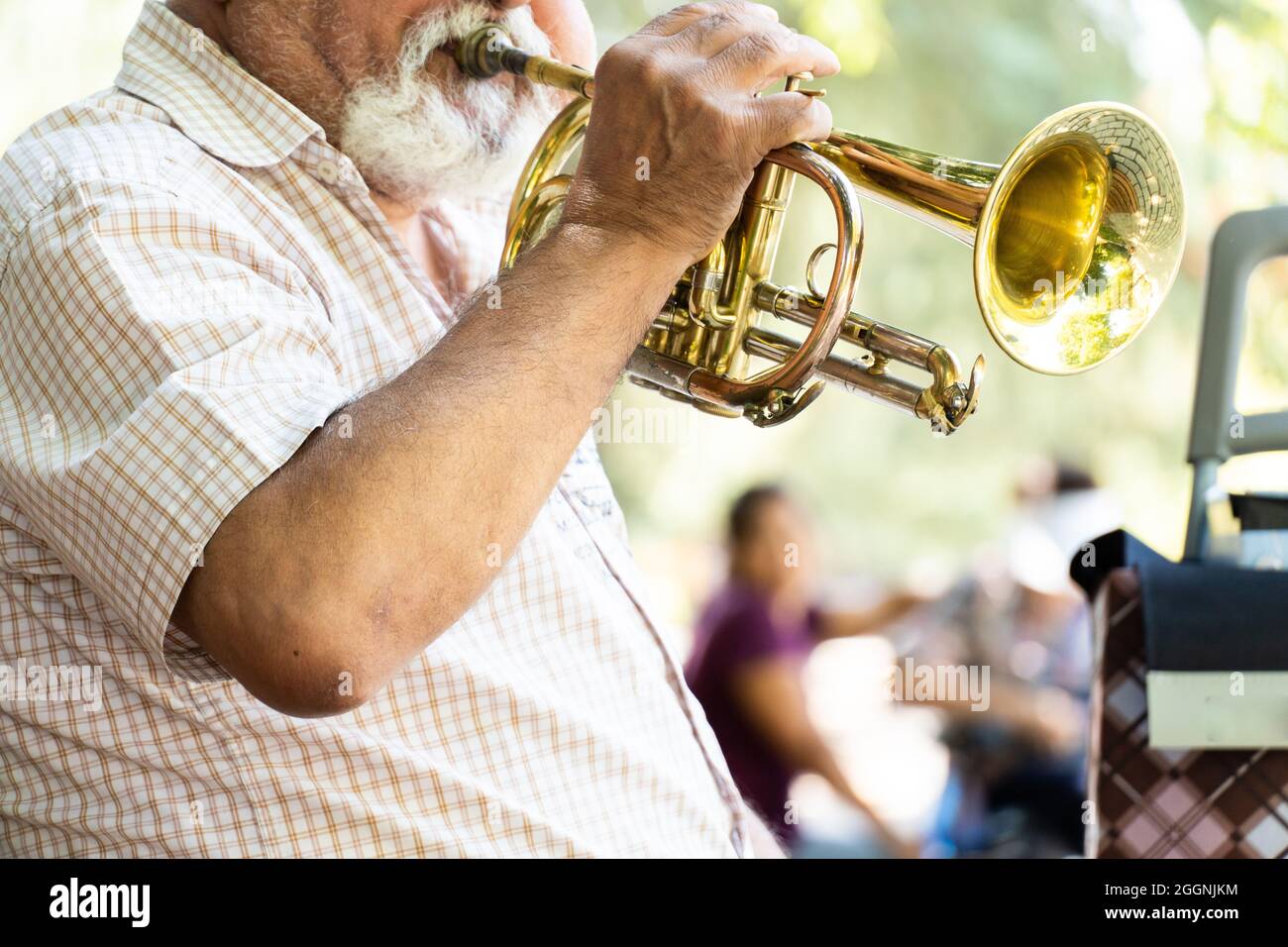 Playing trumpet one hand hi-res stock photography and images - Alamy