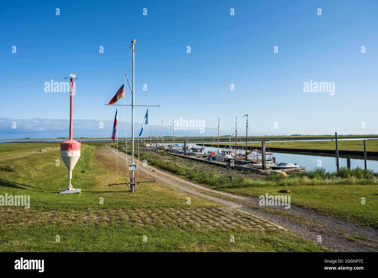 Sportboothafen Tümlauer Koog im Wattenmeer an der Nordseeküste Stock ...