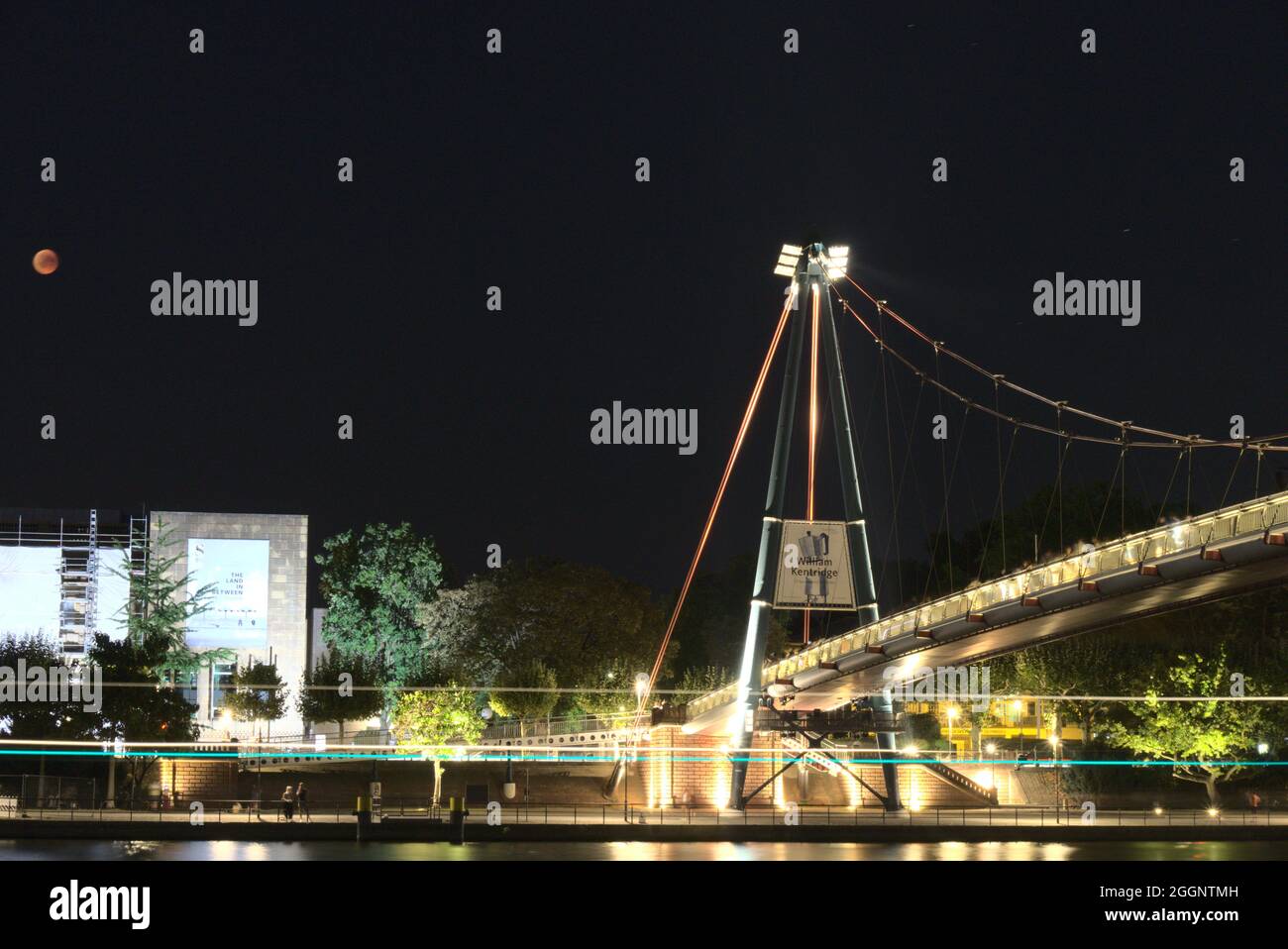 Blood Moon (lunar eclipse) over the famous Städel museum in Frankfurt ...