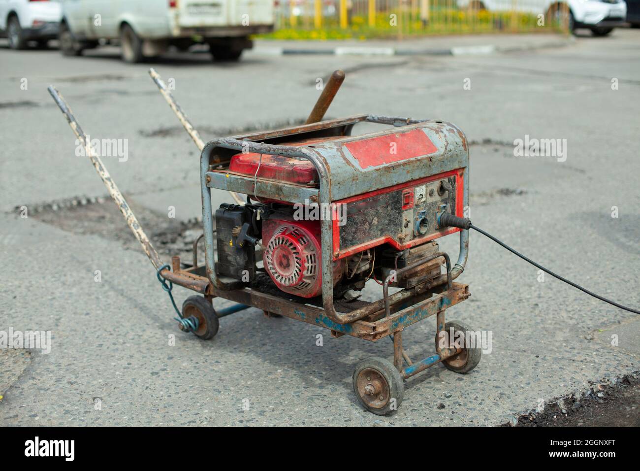 Gasoline generator of electricity. Power supply to the power tool ...