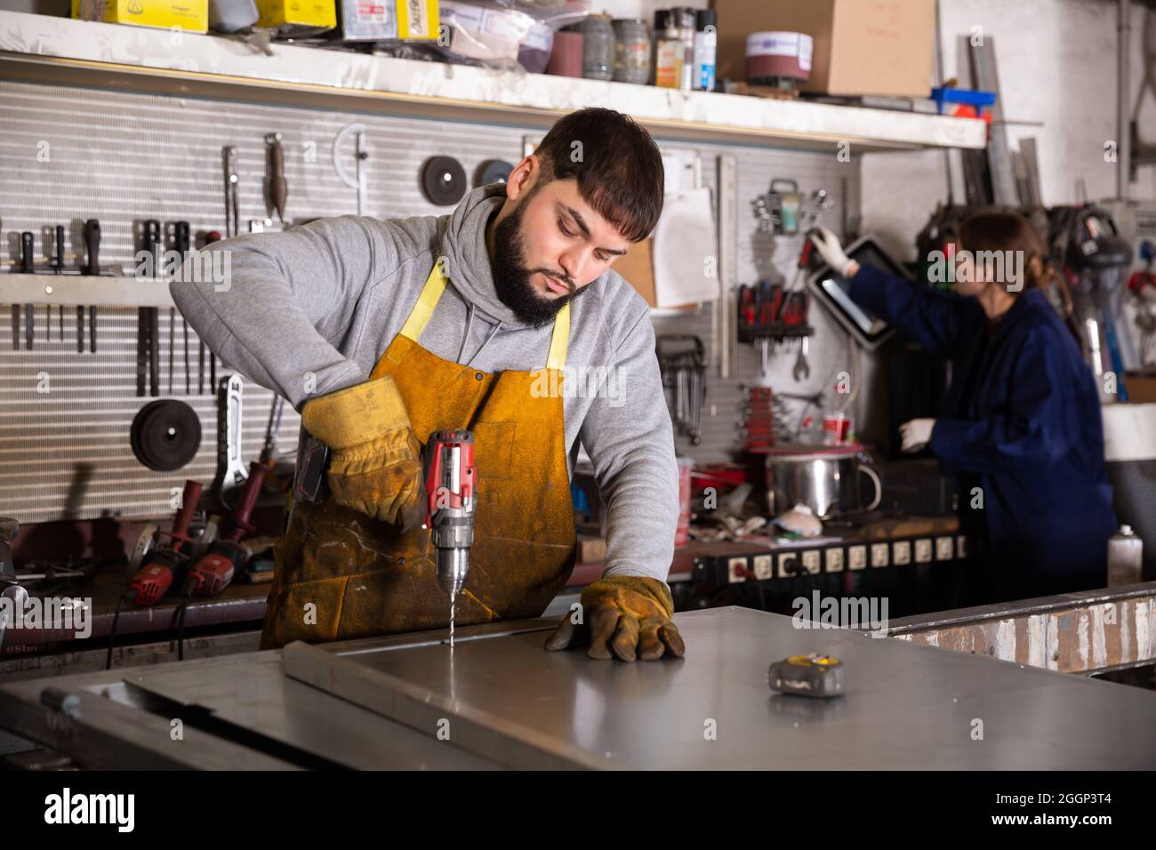 Workman drilling metal parts hi-res stock photography and images - Alamy