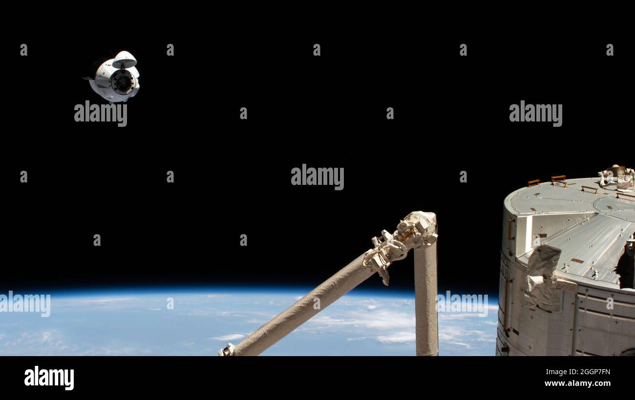 The SpaceX Crew Dragon Endeavour approaches the International Space ...