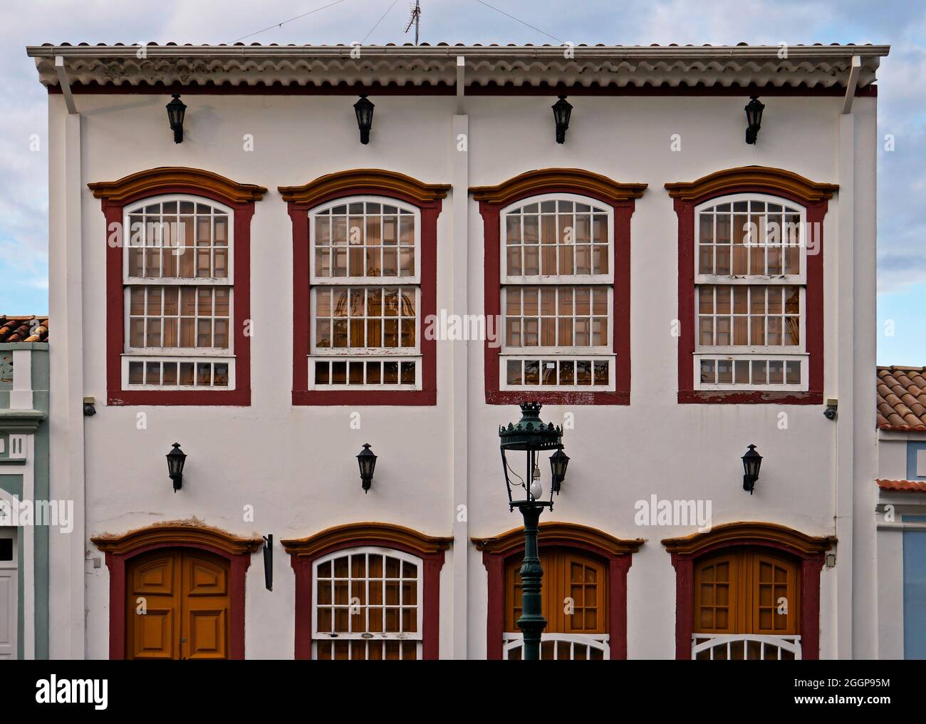 Colonial grille windows hi-res stock photography and images - Alamy