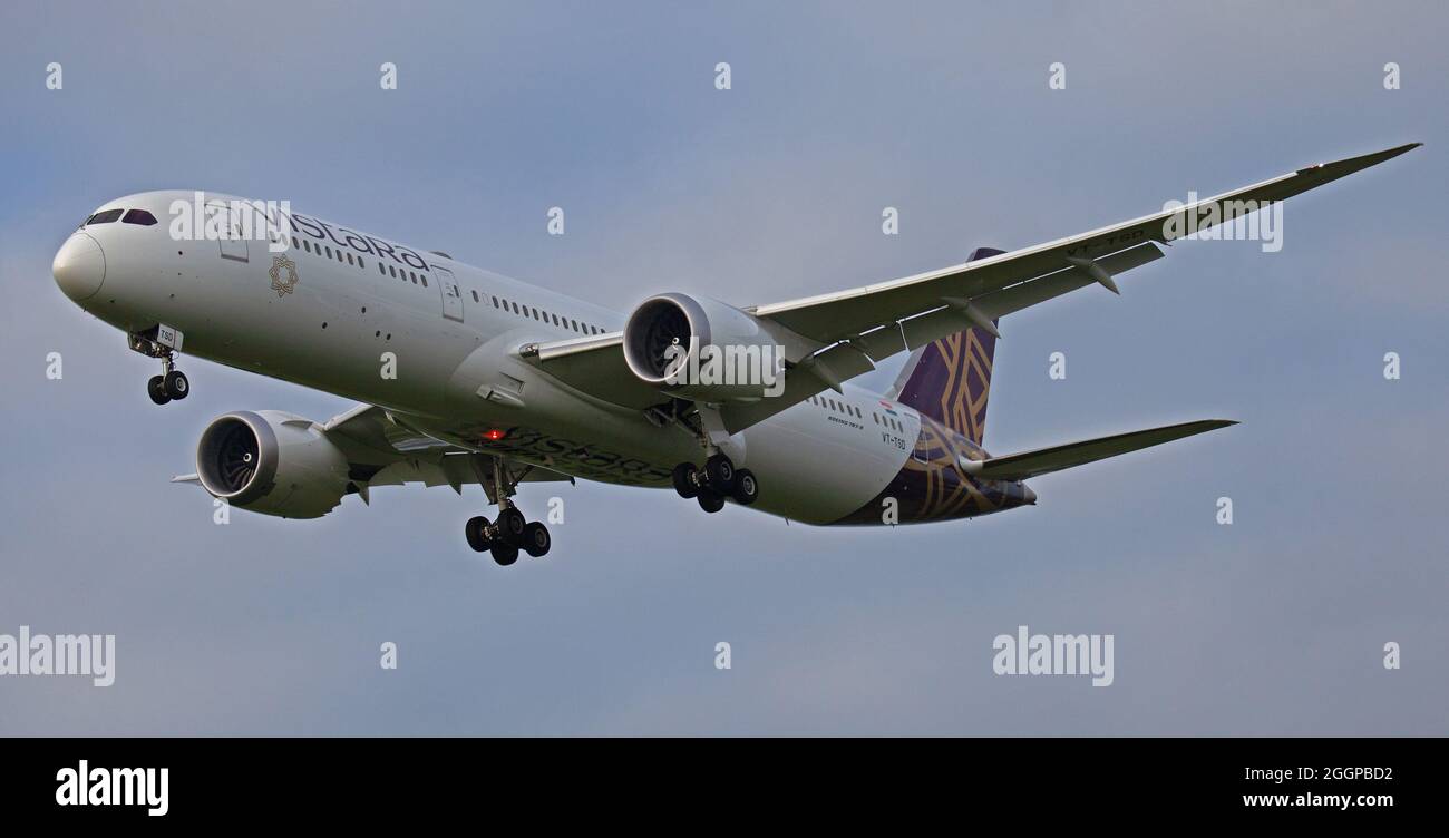 Vistara Boeing 787 Dreamliner VT-TSD on final approach to London ...