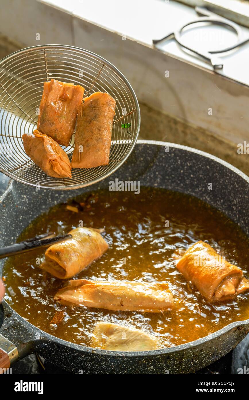 Traditional old fashioned frying pan hi-res stock photography and ...