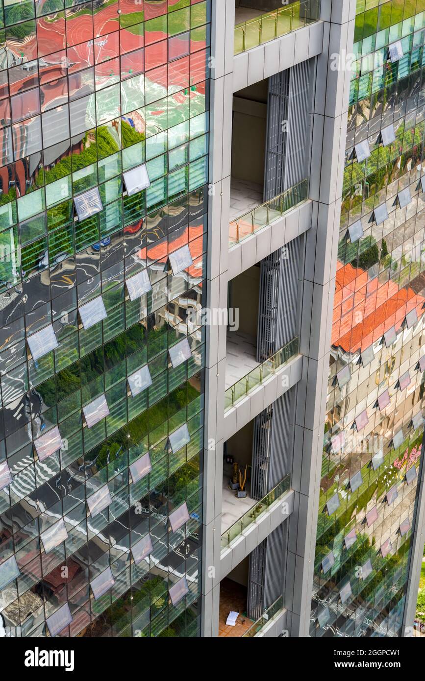 Close-up of the facade of a tall urban building Stock Photo - Alamy