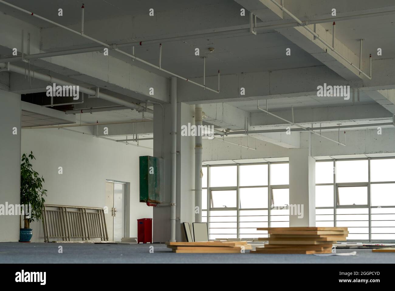 An unoccupied floor office space Stock Photo - Alamy