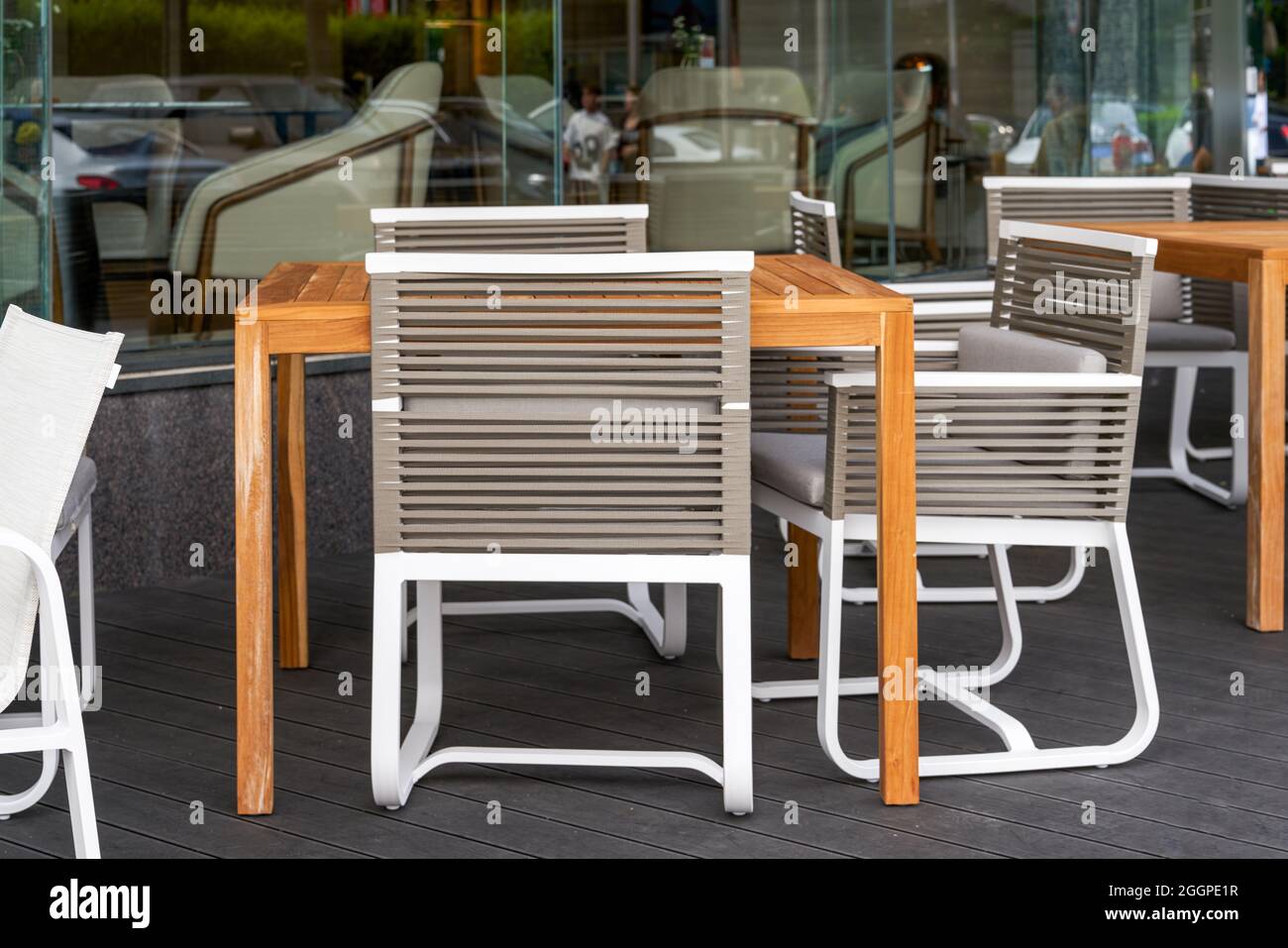 Outdoor cafe tables and chairs in a shopping mall Stock Photo - Alamy