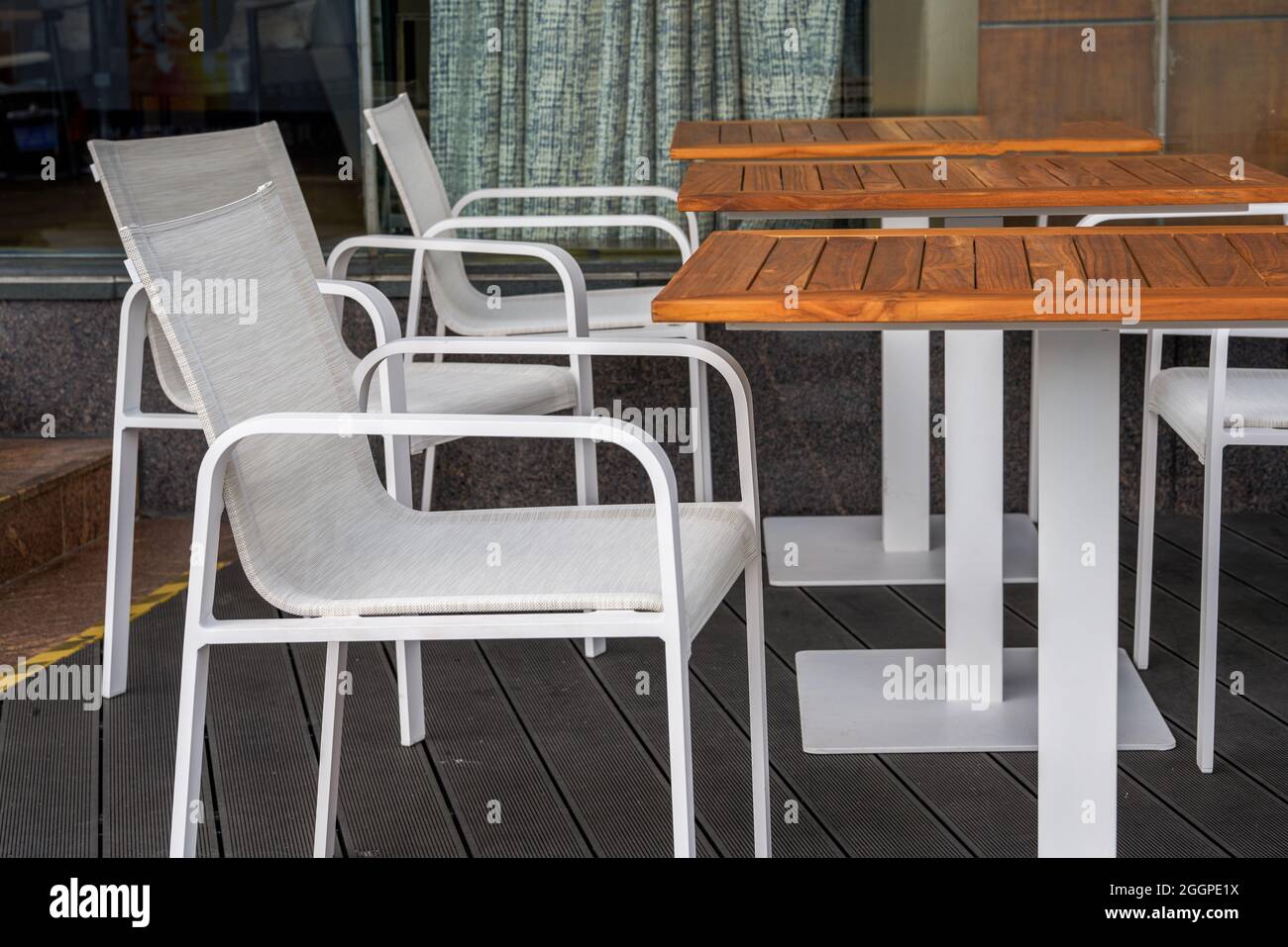 Outdoor cafe tables and chairs in a shopping mall Stock Photo - Alamy